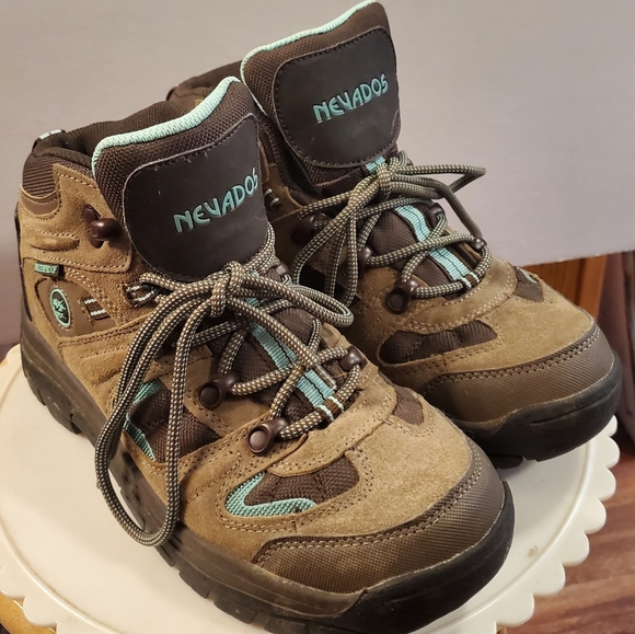 Nevados | Shoes | Nevados Brown Hiking Boots Lace Up Waterproof Size 8 ...